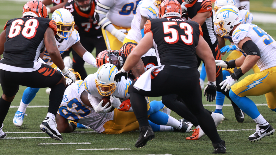 Former Aggies Linebacker Nick Vigil Scoops Up Fumble During Chargers ...